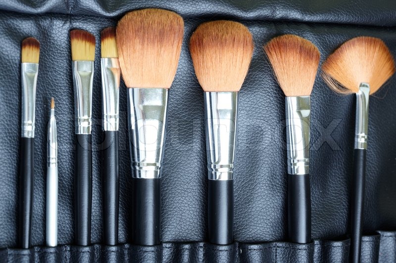 Set von Make-up Pinsel in Leder. | Stock Bild | Colourbox