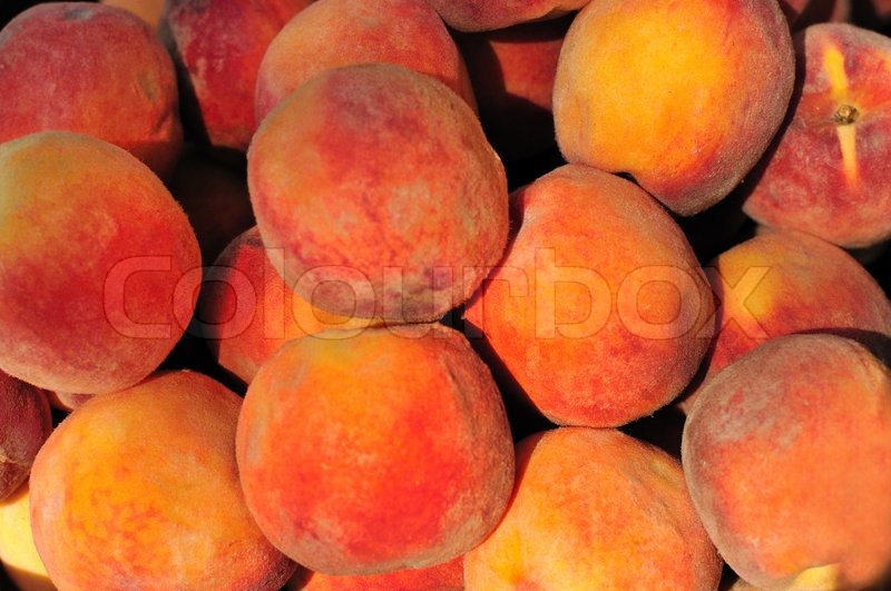 Pfirsiche auf Markt. | Stock Bild | Colourbox