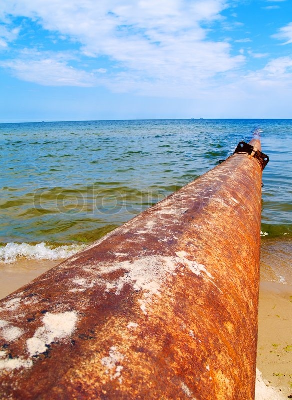 Gamle rustne jernrør dryp i klare hav | Stock foto | Colourbox