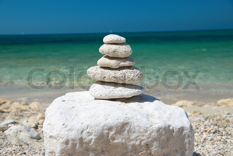 Stein Turm mit blauem Himmel und Meer ... | Stock Bild | Colourbox