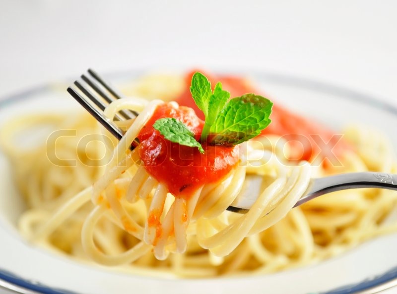 Spaghetti på en gaffel med tomatsauce | Stock foto | Colourbox