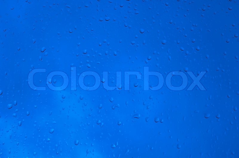 Blau Wassertropfen auf ein Fenster | Stock Bild | Colourbox