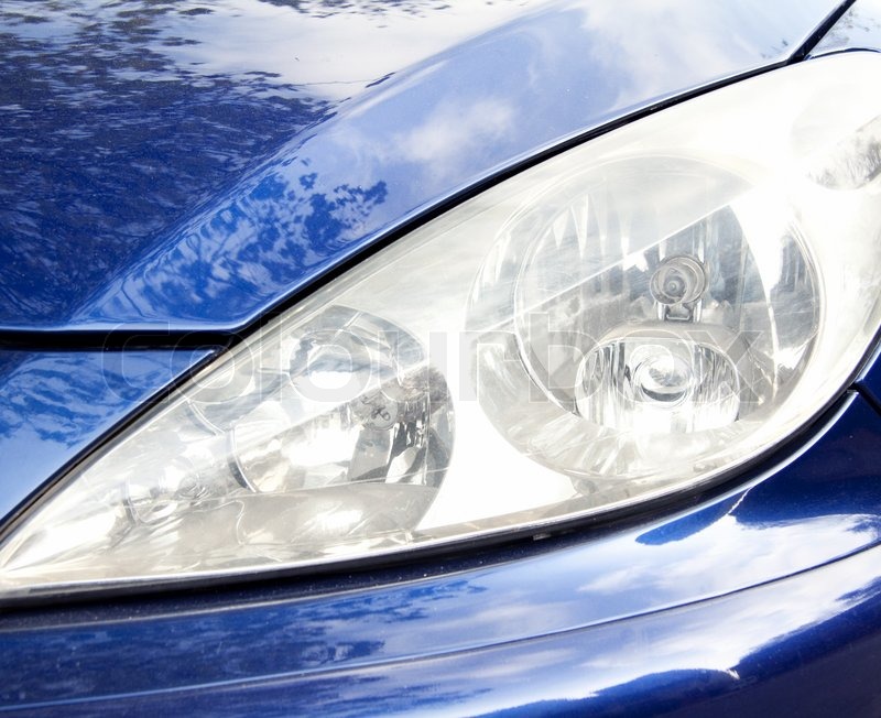 Blaues Auto vor Licht close up oder ... | Stock Bild | Colourbox