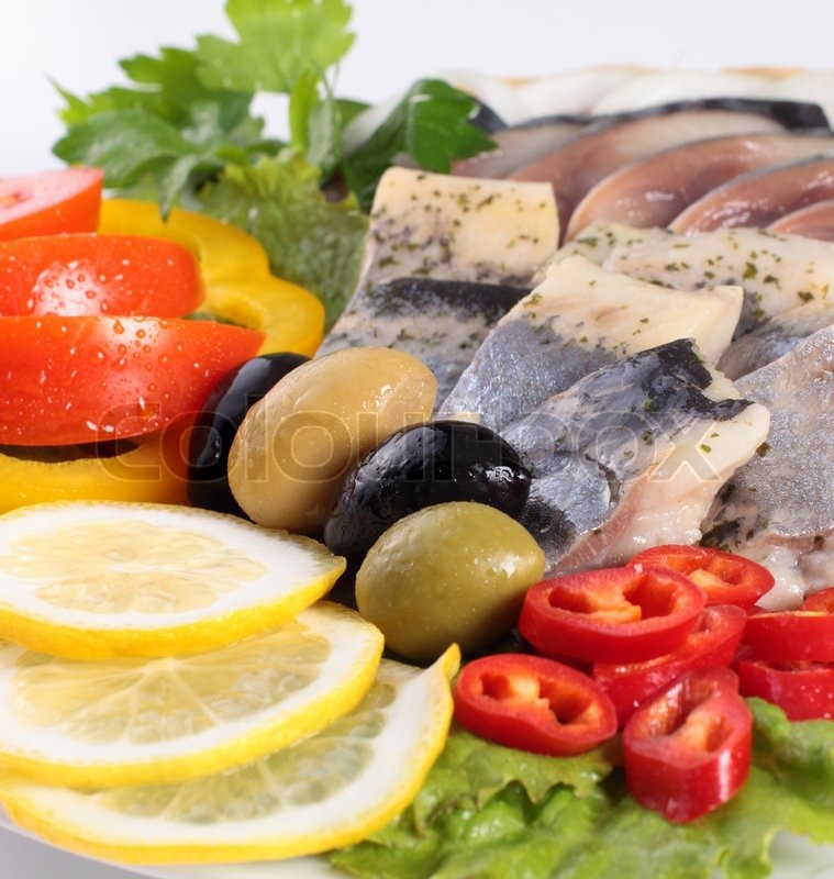 Frischen Fisch auf Teller isoliert auf ... | Stock Bild | Colourbox