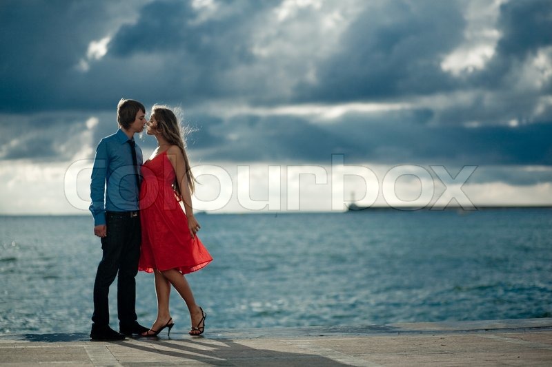 Romantische Paar küssen bei ... | Stock Bild | Colourbox