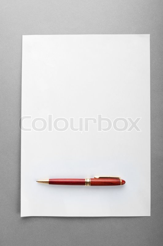 Stift auf das Blatt Papier | Stock Bild | Colourbox