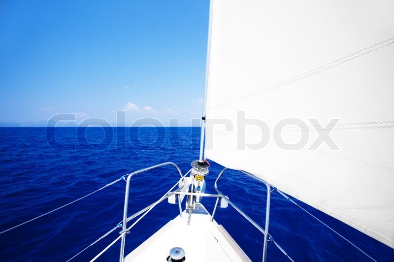 Segelboot auf offene blaue Meer, Teile ... | Stock Bild | Colourbox