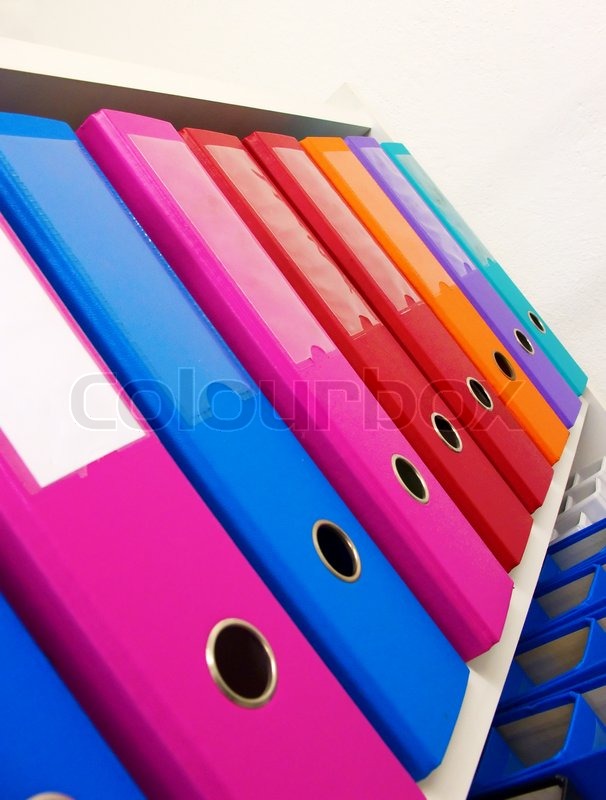 Bunte Büro Ordner auf dem Bücherregal | Stock Bild | Colourbox