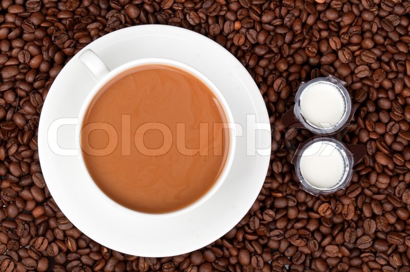 Kaffe med mælk og kaffe bønner på en ... | Stock foto | Colourbox