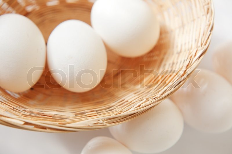 Eier im Korb und auf dem Tisch | Stockfoto | Colourbox