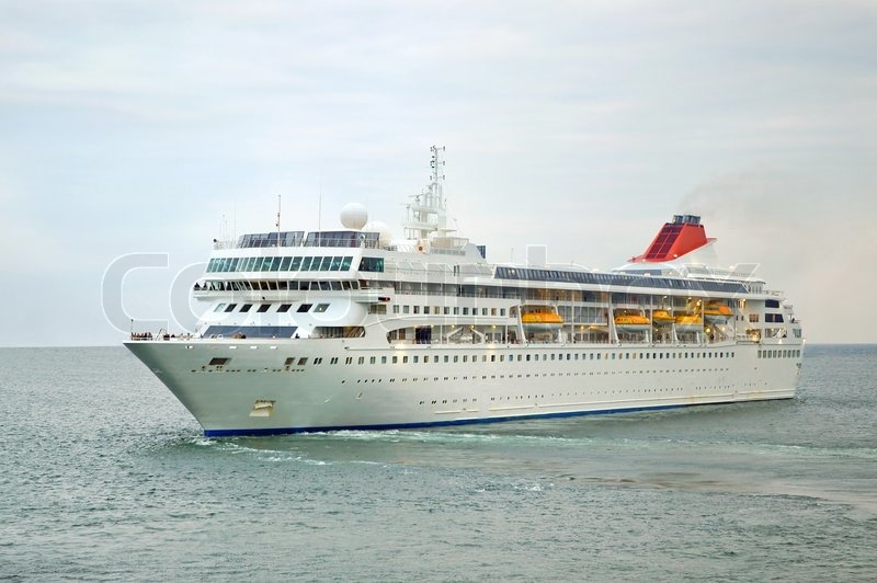 Kreuzfahrtschiff in einem Meer | Stock Bild | Colourbox