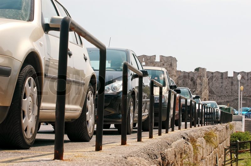 Viele Autos entlang der Straße geparkt | Stock Bild | Colourbox