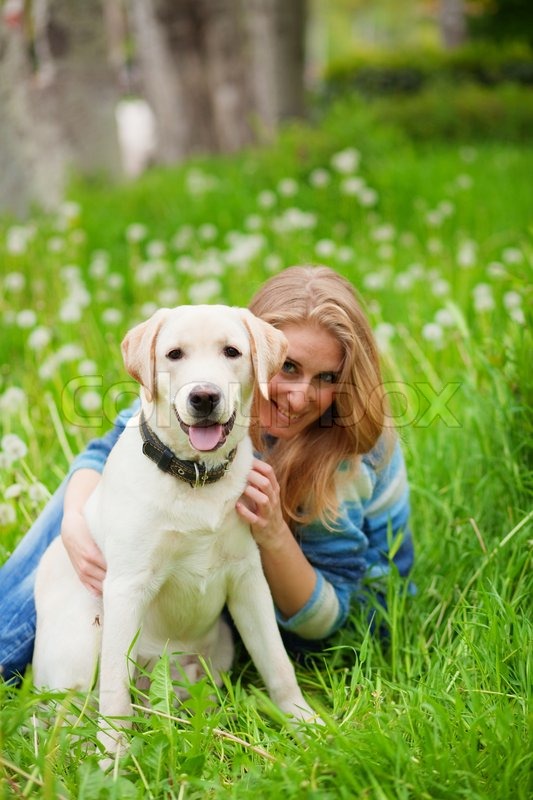 Schöne Frau mit verspielten jungen Hund ... | Stock Bild | Colourbox