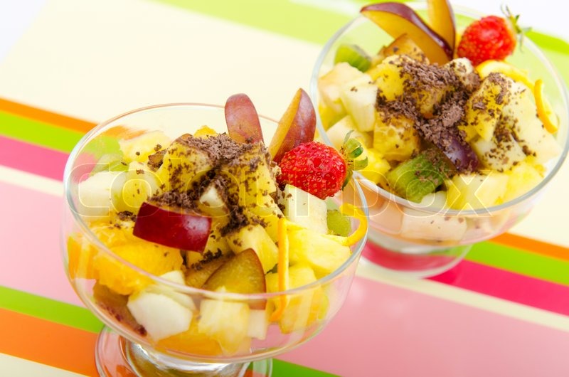 Obst Dessert in der Platte | Stock Bild | Colourbox