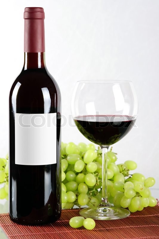 Flasche und Glas Rotwein und Trauben auf ... | Stock Bild | Colourbox