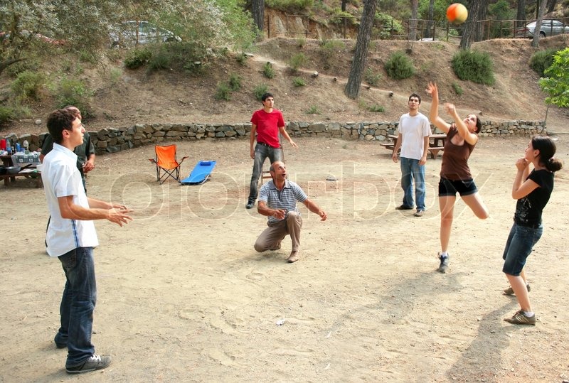 Gruppe junger Menschen spielen Ball in ... | Stock Bild | Colourbox