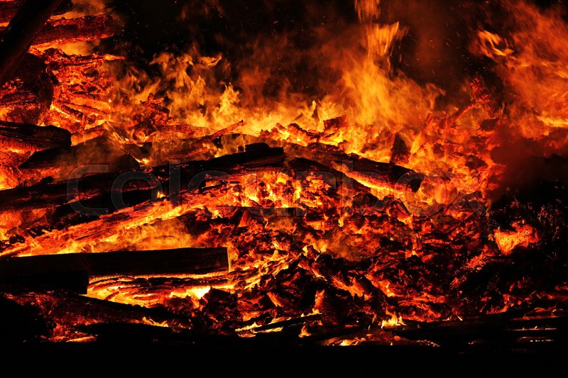 Ein großes gefährliches Feuer. Ein ... | Stock Bild | Colourbox