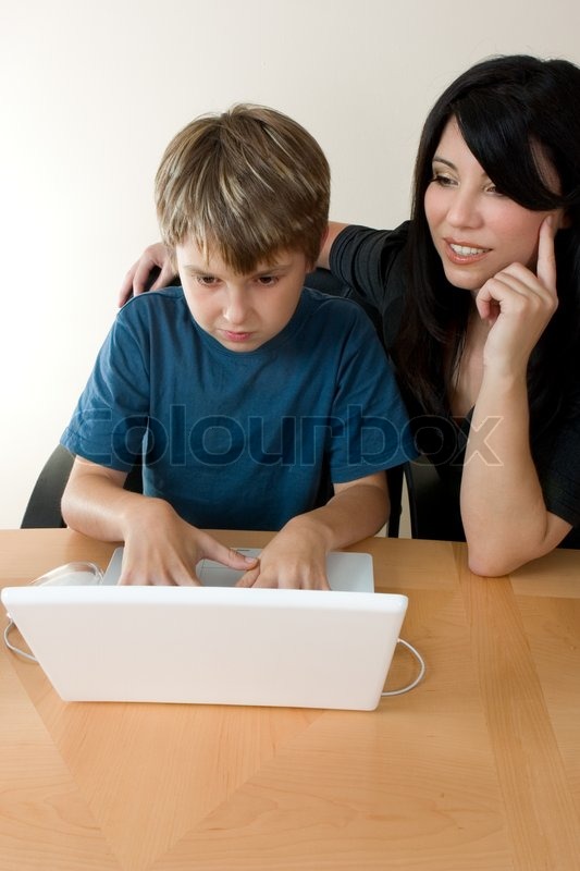 Child mit einem Computer -Laptop mit ... | Stock Bild | Colourbox