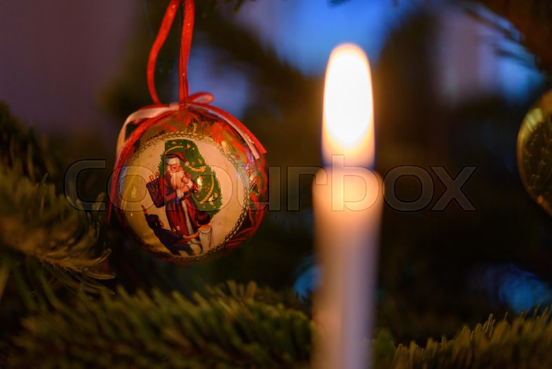 Julelys og julepynt på juletræet i ... | Stock foto | Colourbox