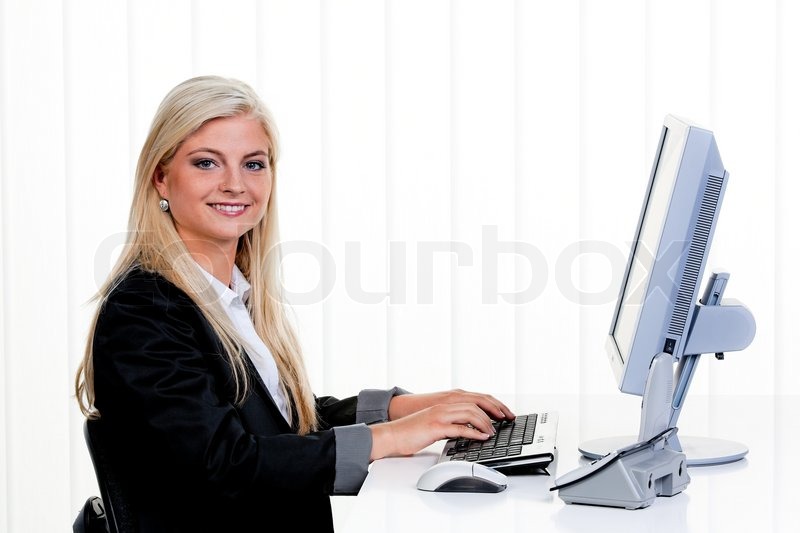Junge Frau sitzt vor einem Computer bei ... | Stock Bild | Colourbox