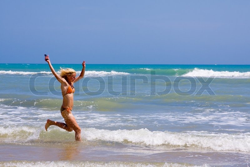 En Beutiful Kvinde På Stranden I Stock Foto Colourbox