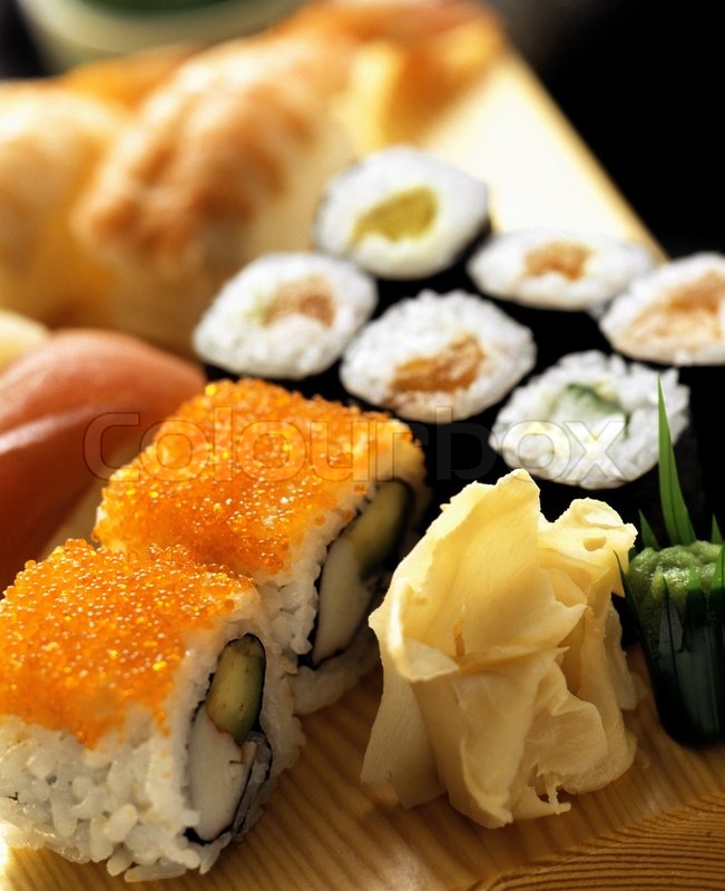 Sushi rollt auf einem traditionellen ... | Stock Bild | Colourbox