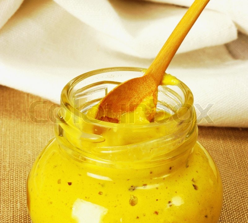 Close-up von einem Glas Senf mit einem ... | Stock Bild | Colourbox