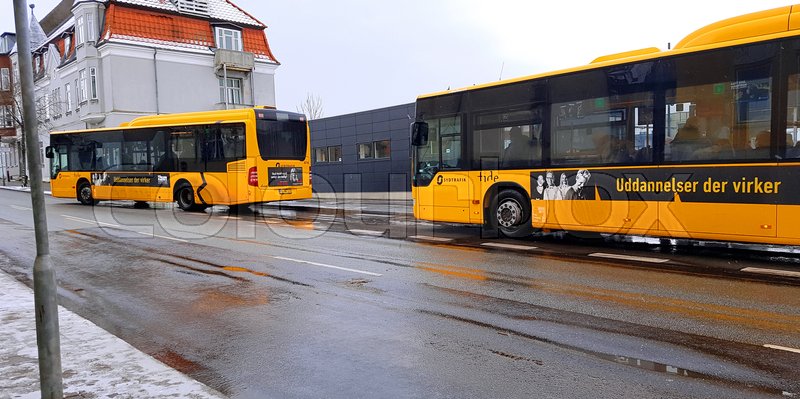 Gule busser ved station | Stock foto | Colourbox