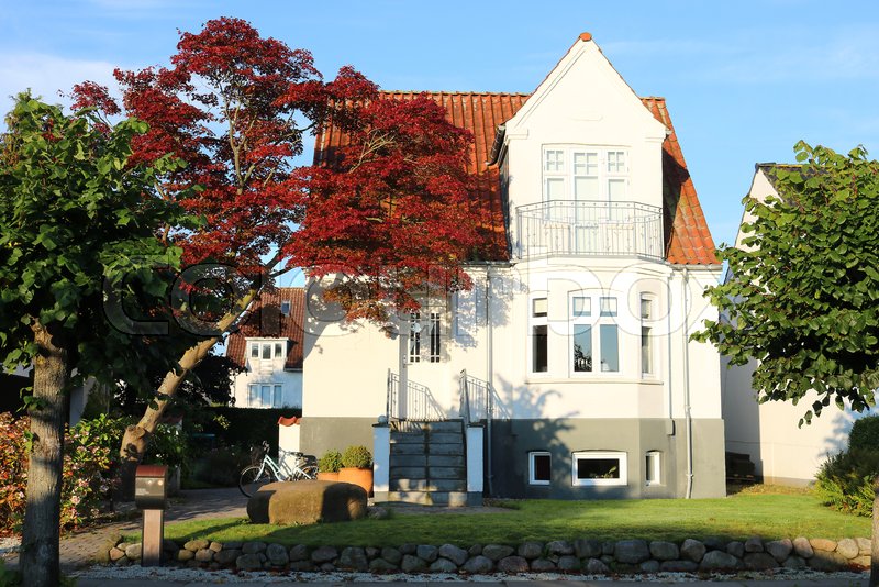 Gammel hvid villa med rødt tegltag | Stock foto | Colourbox