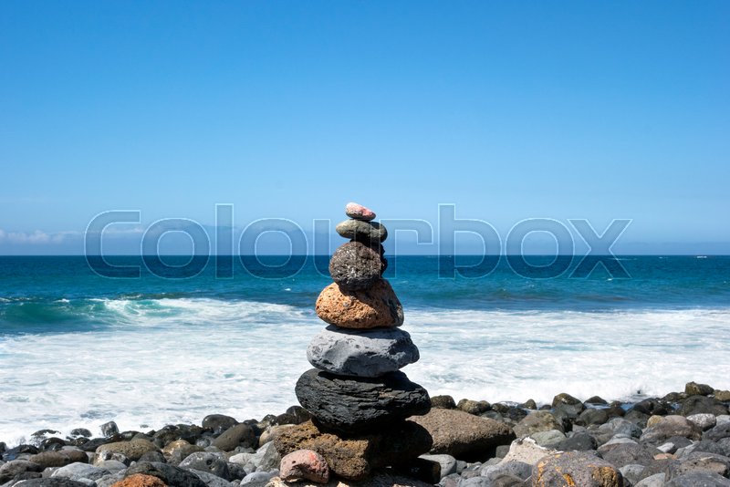 Sten varde på kyst | Stock foto | Colourbox