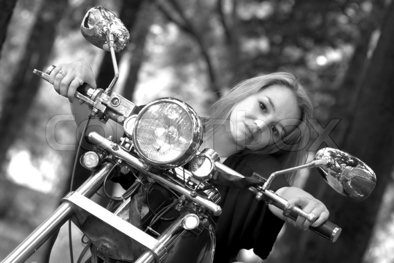 Das Mädchen sitzt auf einem Motorrad | Stock Bild | Colourbox