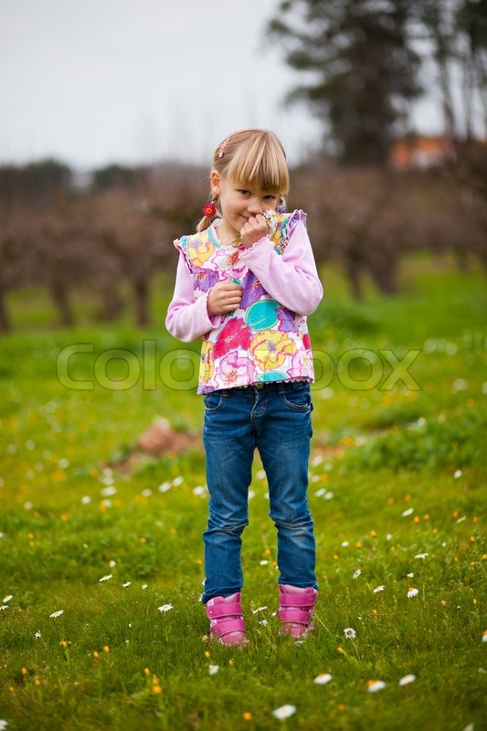 Nettes kleines Mädchen , das auf einem ... | Stock Bild | Colourbox