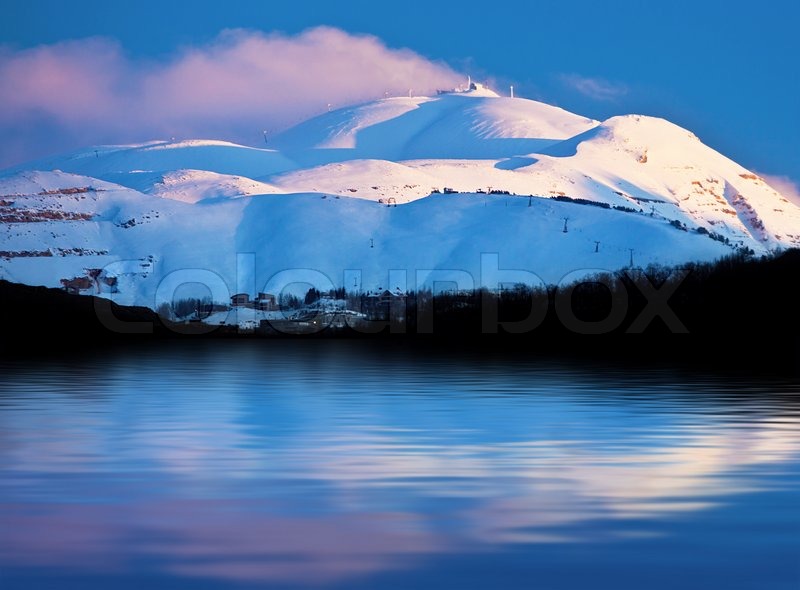 Vinter landskab af høje bjerge dækket ... | Stock foto | Colourbox