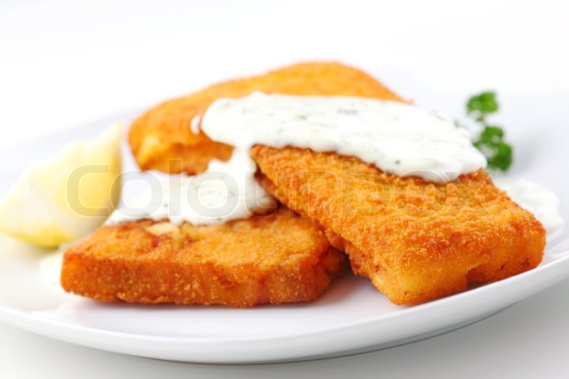 Paniertes Fischfilet mit Diät Remoulade | Stock Bild | Colourbox