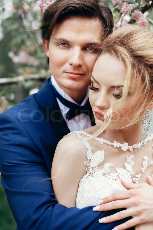 Romantic Bride And Groom Pictures
