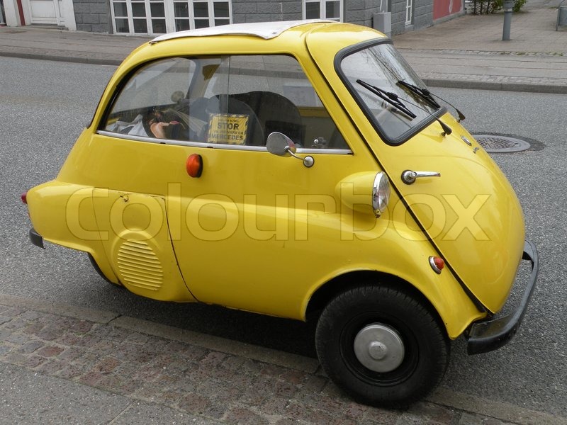 Lille gule trehjulet bil | stock foto | Colourbox