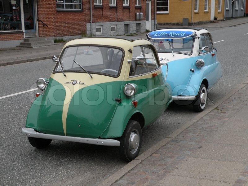 Zwei dreirädrige Oldtimer-Autos | Stockfoto | Colourbox