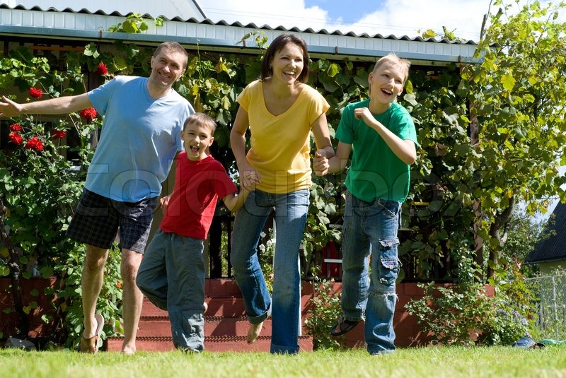 Glückliche Familie an der Natur | Stock Bild | Colourbox