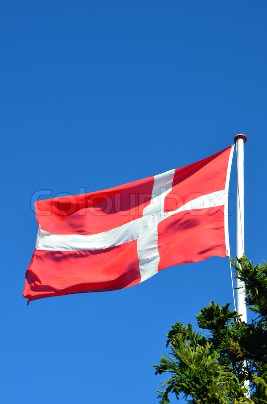 Dansk flag vejrer i toppen af flagstang ... | Stock foto | Colourbox