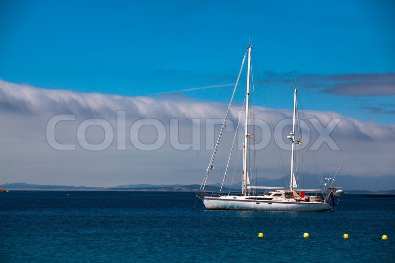 Weiße Segel-Yachten auf dem Meer Segeln | Stock Bild | Colourbox