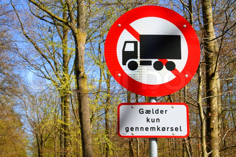 Skilt med lastbil og spærret for ... | Stock foto | Colourbox