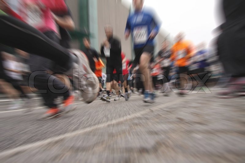 Marathon løbere motionsløb gennem by | Stock foto | Colourbox