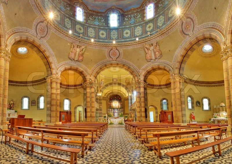 Katholische Kirche innen Blick in Alba, Norditalien. | Stockfoto ...