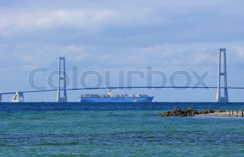 Et enormt maersk containerskib sejler ... | Stock foto | Colourbox