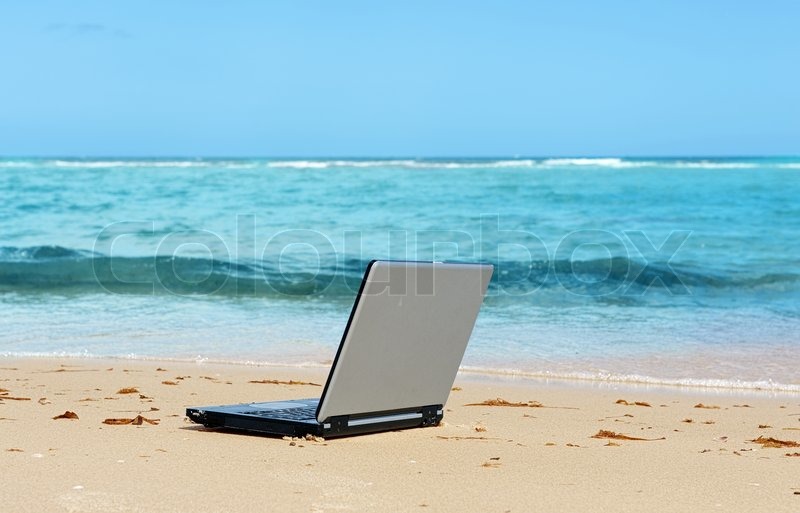 Laptop am Strand | Stock Bild | Colourbox