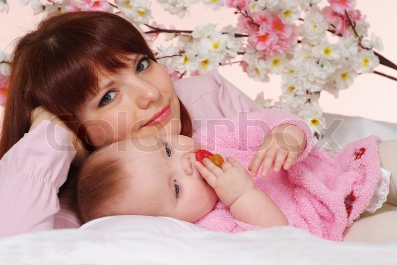 Eine schöne gute Mutter mit ihrer ... | Stock Bild | Colourbox