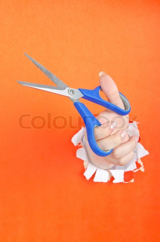 Hand mit einer Schere aus Papier-Loch | Stock Bild | Colourbox