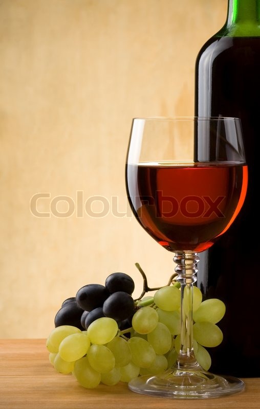 Glas Rotwein und eine Flasche mit ... | Stock Bild | Colourbox