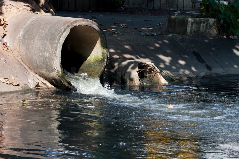 Dirty drain , Vandforurening i floden | Stock foto | Colourbox
