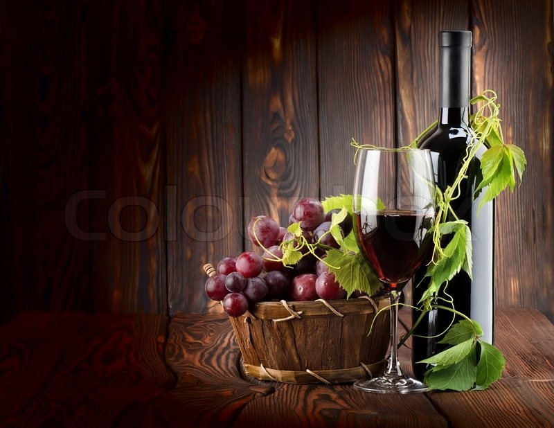 Rotwein mit einem Glas Wein auf ... | Stock Bild | Colourbox
